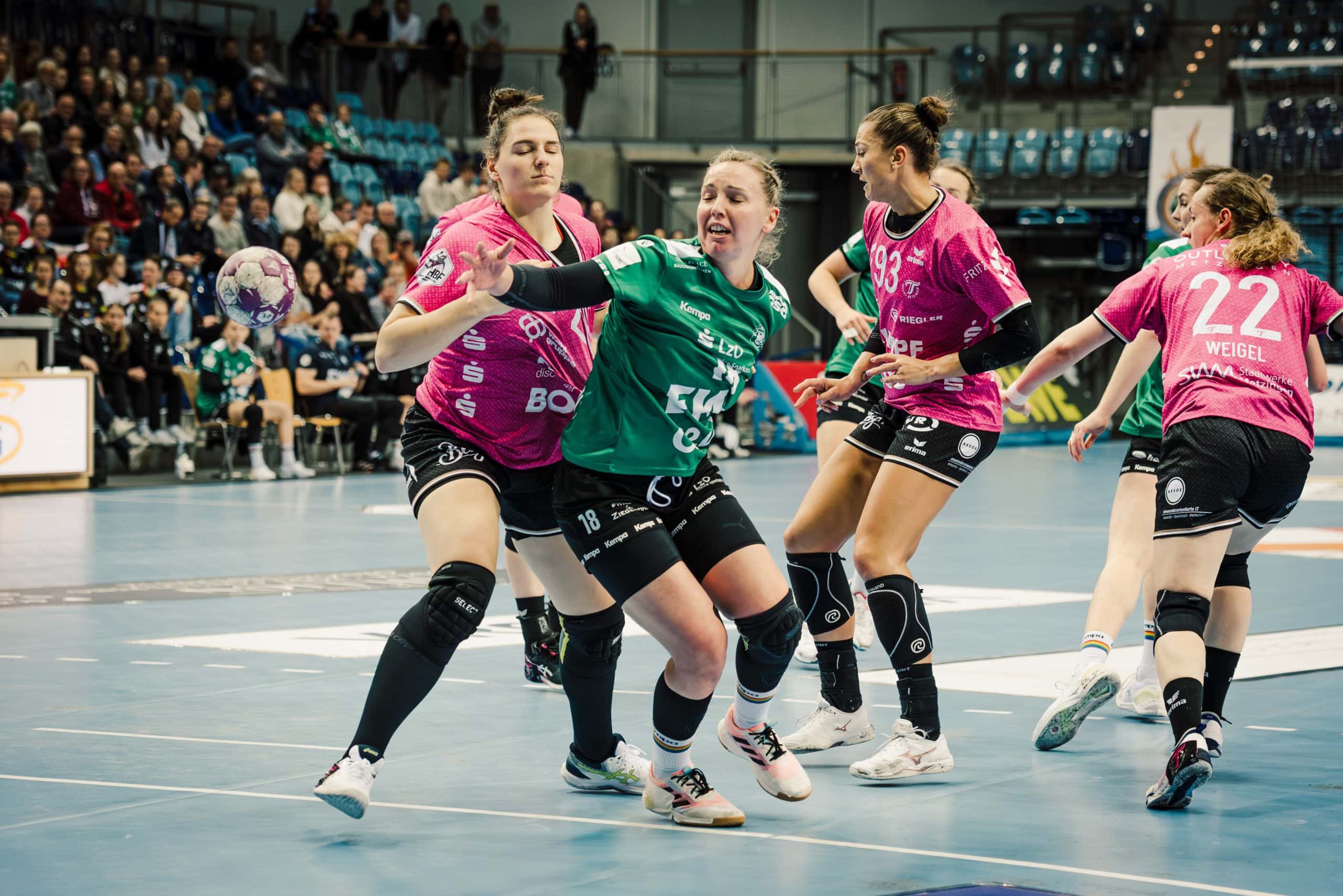 „Großartige Teamspielerin“: Lena Feiniler verlängert Vertrag bis 2025 ...